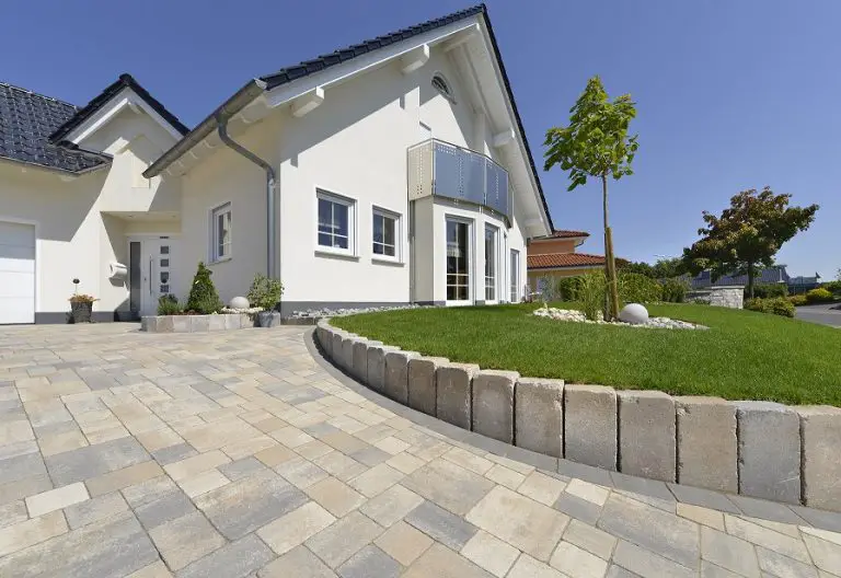 21 Top Driveway Edging Ideas That Will Improve Your Yard