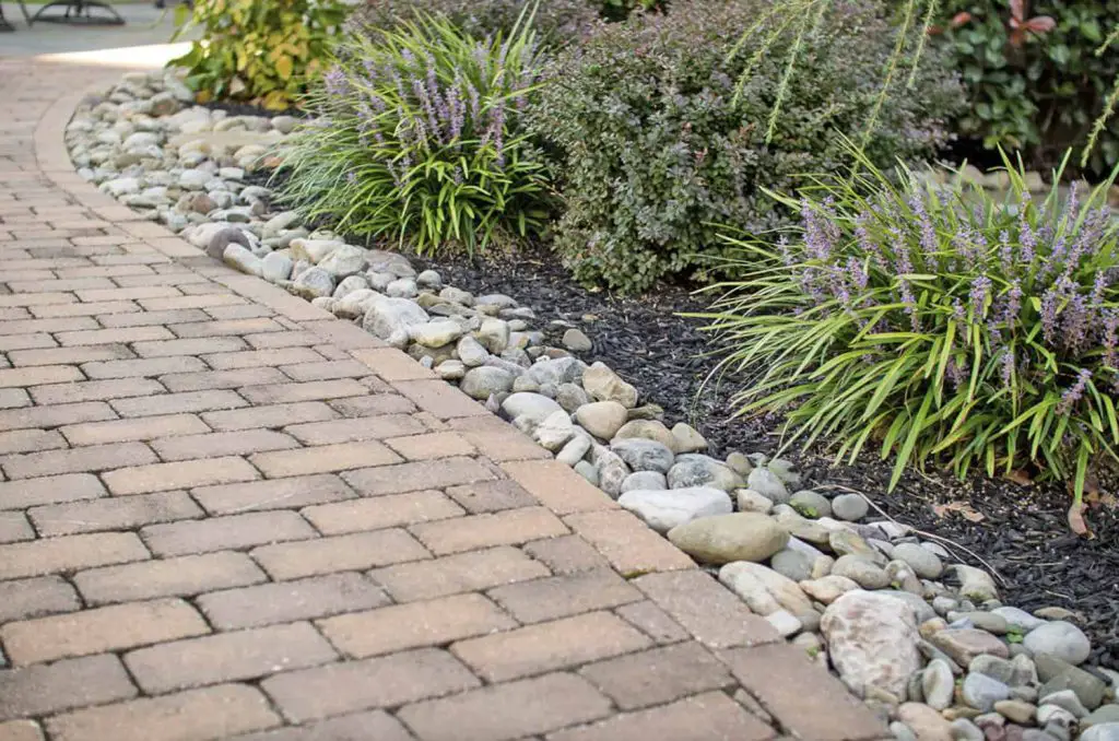 21 Top Driveway Edging Ideas That Will Improve Your Yard