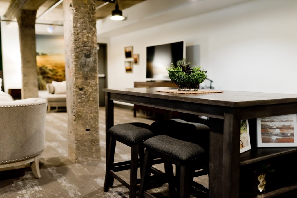 12 Creative Ideas For Decorating Columns In The Living Room - MaterialSix